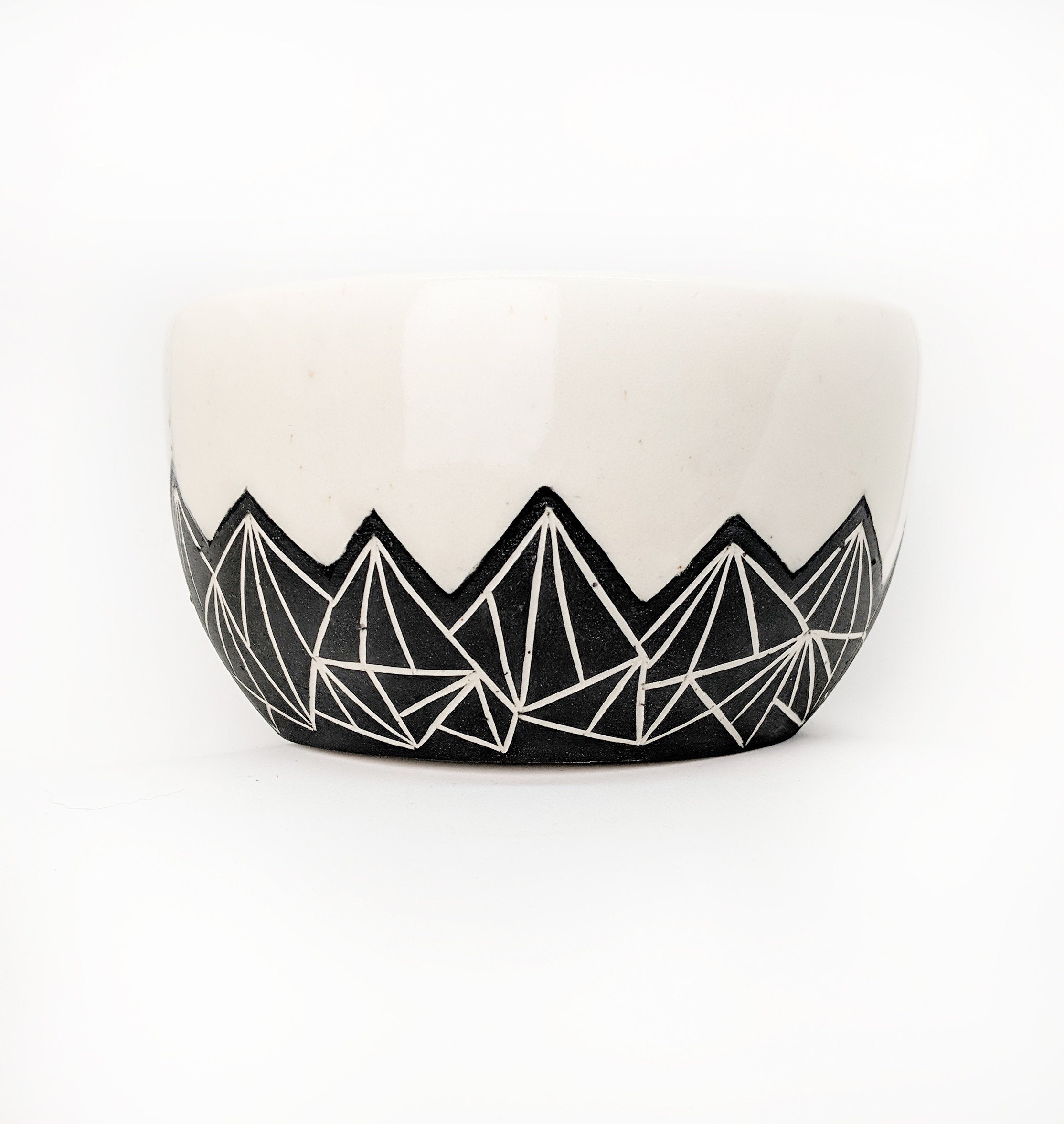 Geometric Mountain Bowl - White and Black – Chu Chu